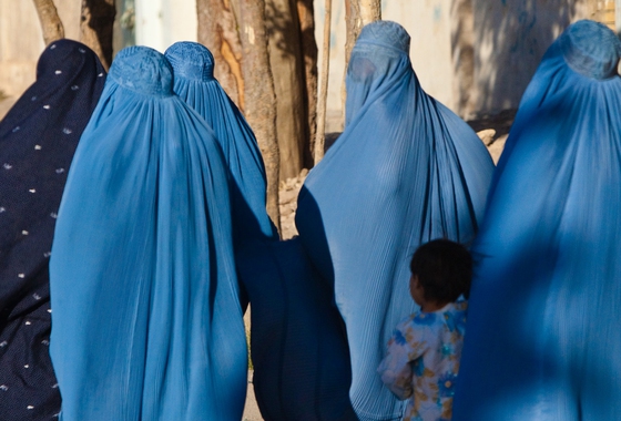 Afghanistan, anche le giornaliste costrette ad indossare un velo integrale