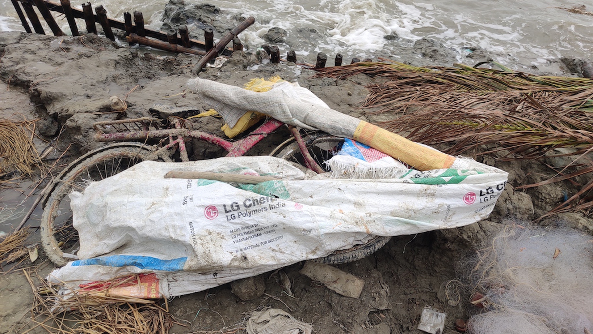 Destruction caused by Cyclone Amphan in West Bengal, India - LifeGate