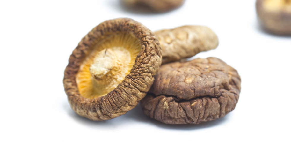Funghi shiitake secchi: proprietà e ricette | LifeGate
