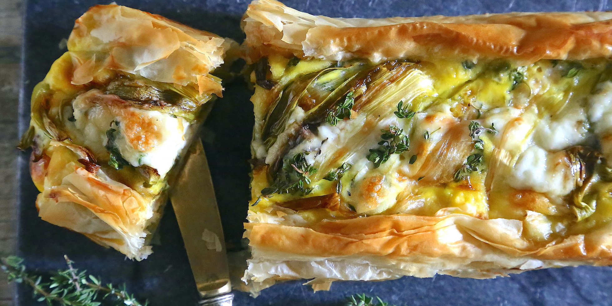 Sfogliata di pasta fillo con cipollotti caramellati e camembert, la ...