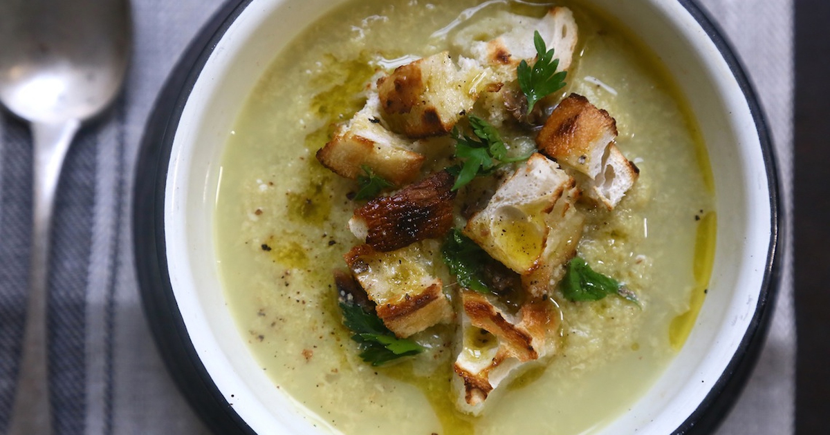 La ricetta della vellutata di cardi con crostini, aglio, olio e ...