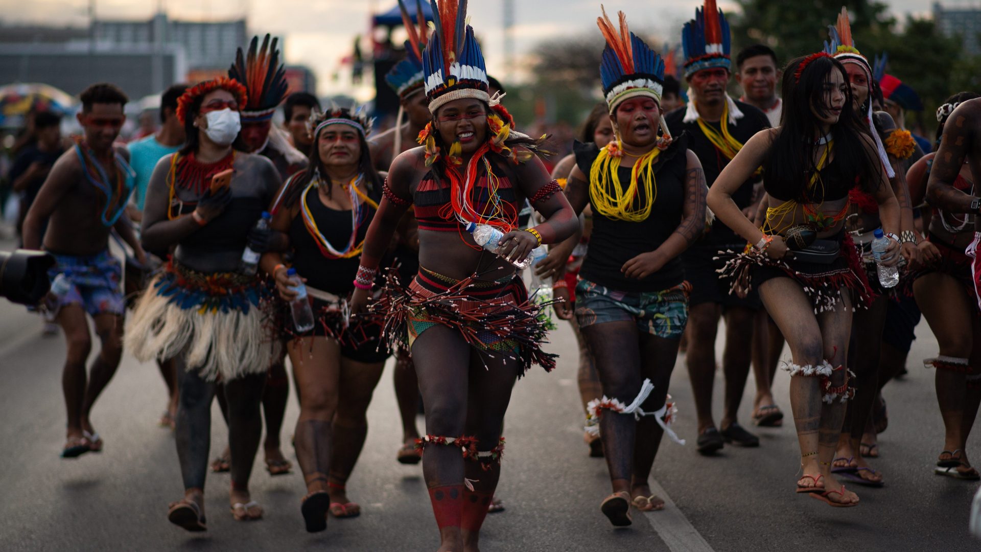Migliaia di indigeni manifestano a Brasilia per i loro diritti, le loro ...