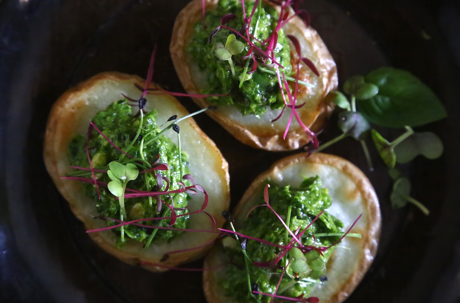 Patate al forno con pesto di erbe miste e germogli, la ricetta - LifeGate