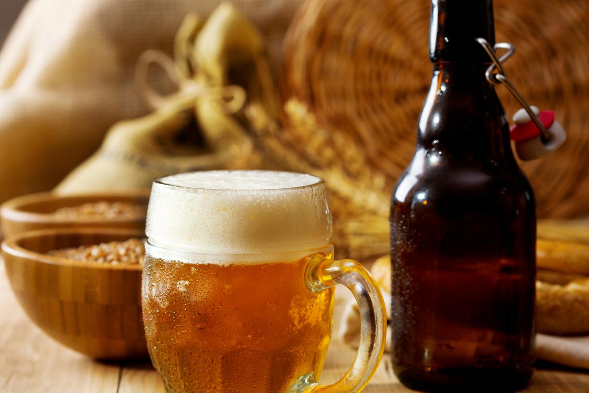 Birra: preparazione, ingredienti e come fare a versarla - Lifegate