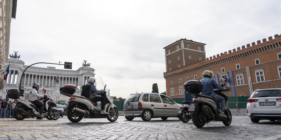 Gli italiani e l’auto, ci si sposta di meno ma su mezzi vecchi e ...