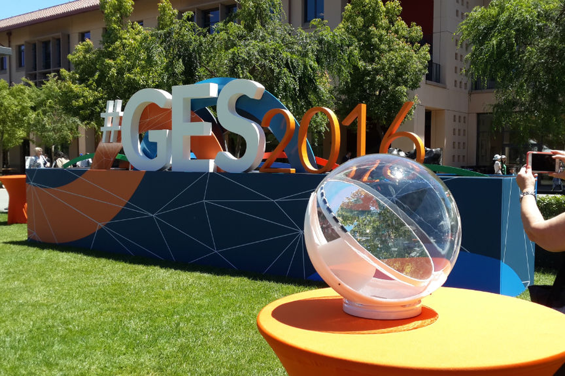 Lucy, the lamp that illuminates your home without the need for ...