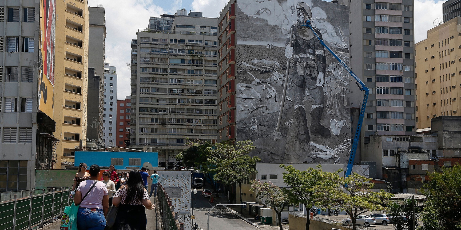 Brasile. Lo street artist Mundano trasforma le ceneri della foresta ...