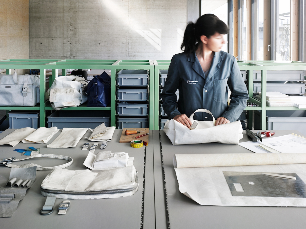 I fratelli Freitag, inventori della borsa fatta con teloni di camion ...