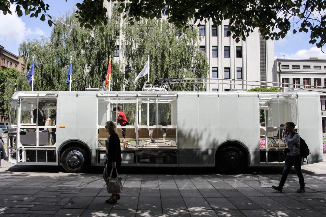 Dancer bus, l’autobus trasparente alimentato dal vento - LifeGate