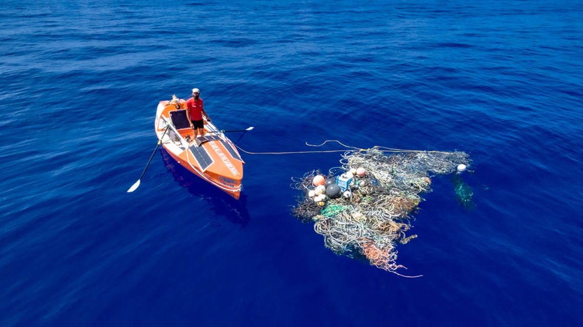 Alex Bellini a remi nel Pacific trash vortex: "Una zuppa di plastica, ecco cosa ho trovato ...