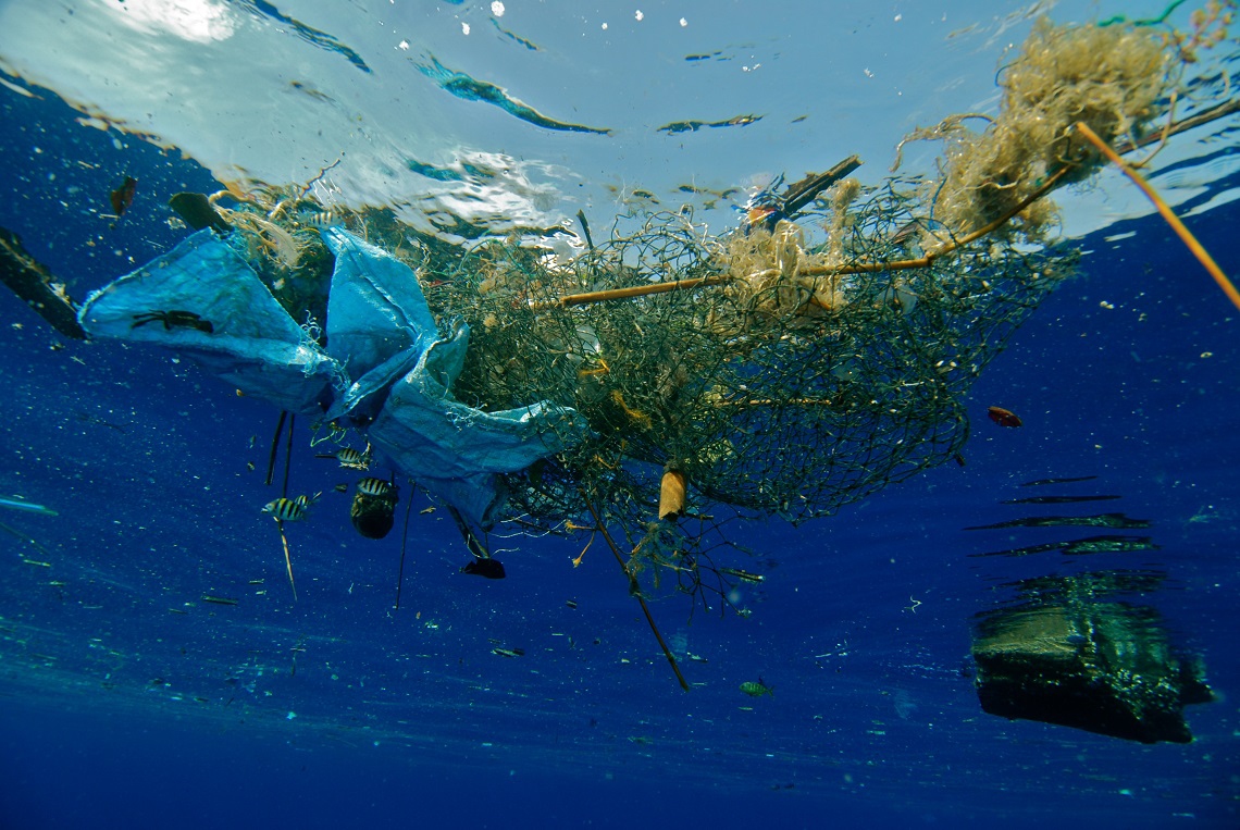 C'è un modo per studiare, localizzare e combattere la plastica in mare