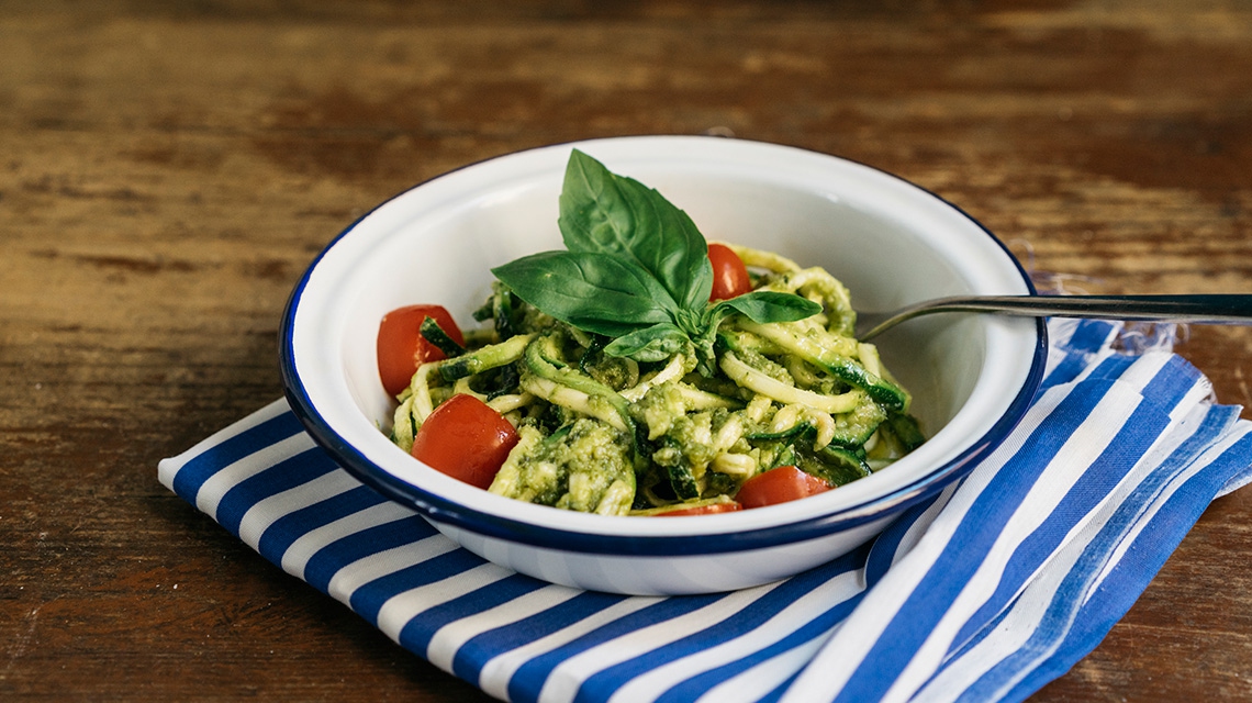 Spaghetti di zucchine con pesto e pomodorini