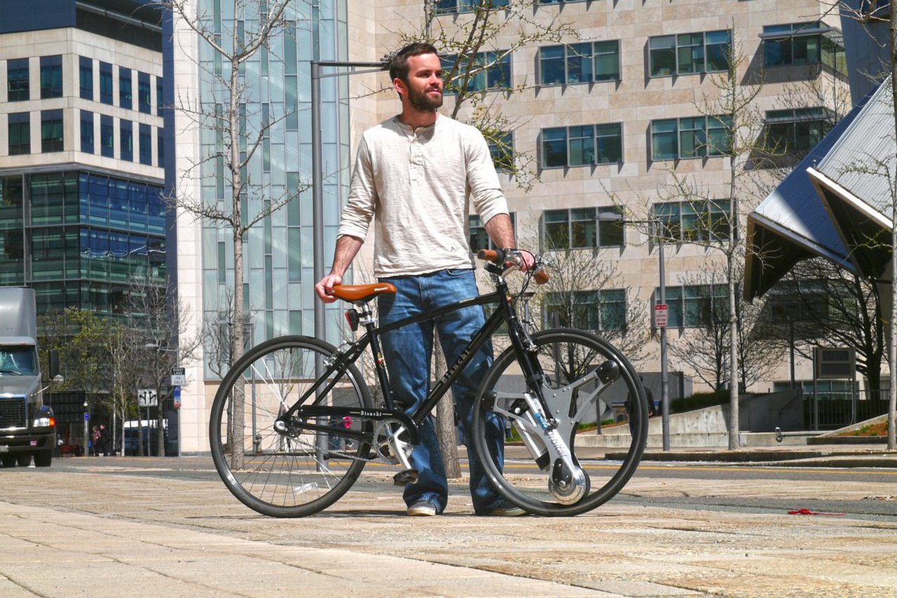 Come trasformare una bici normale in una e-bike in meno di un minuto ...