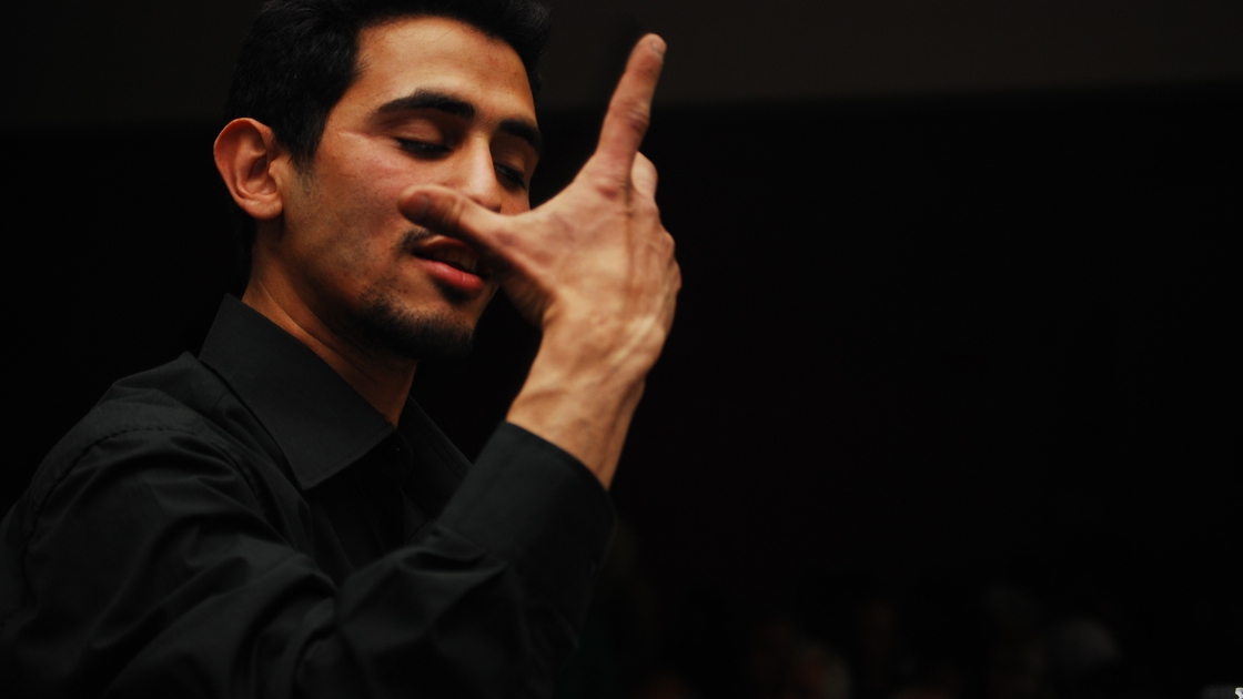 La storia di Aeham Ahmad, il pianista che in Siria suonava tra le macerie