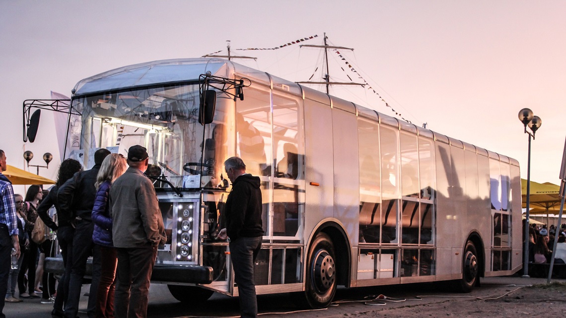 Dancer bus, l’autobus trasparente alimentato dal vento - LifeGate