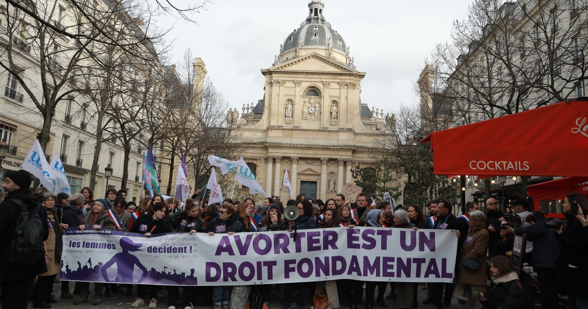 La Francia inserisce il diritto all'aborto nella Costituzione, è il ...