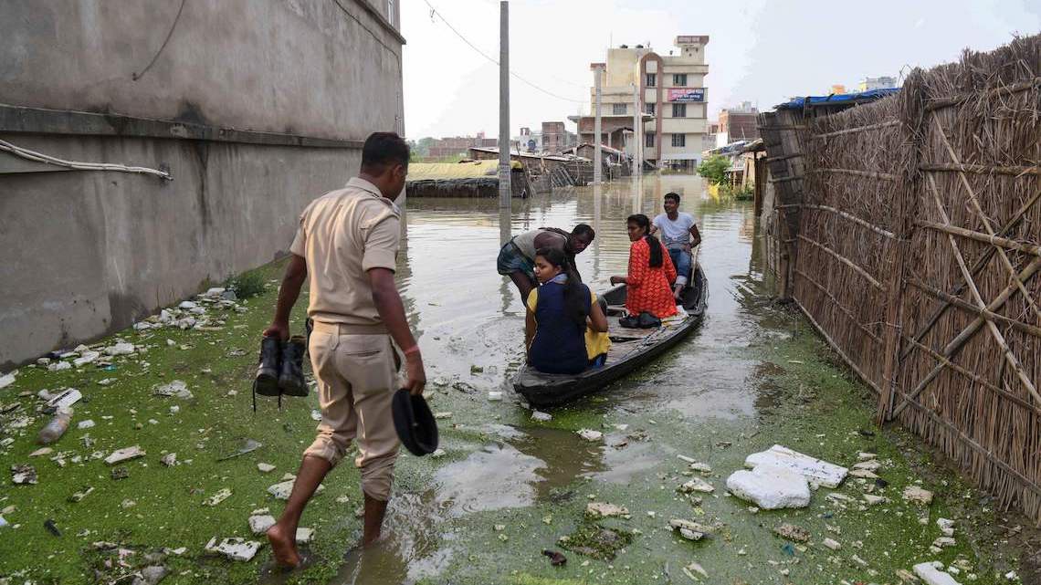 Piogge e inondazioni uccidono 270 persone in Asia meridionale - LifeGate