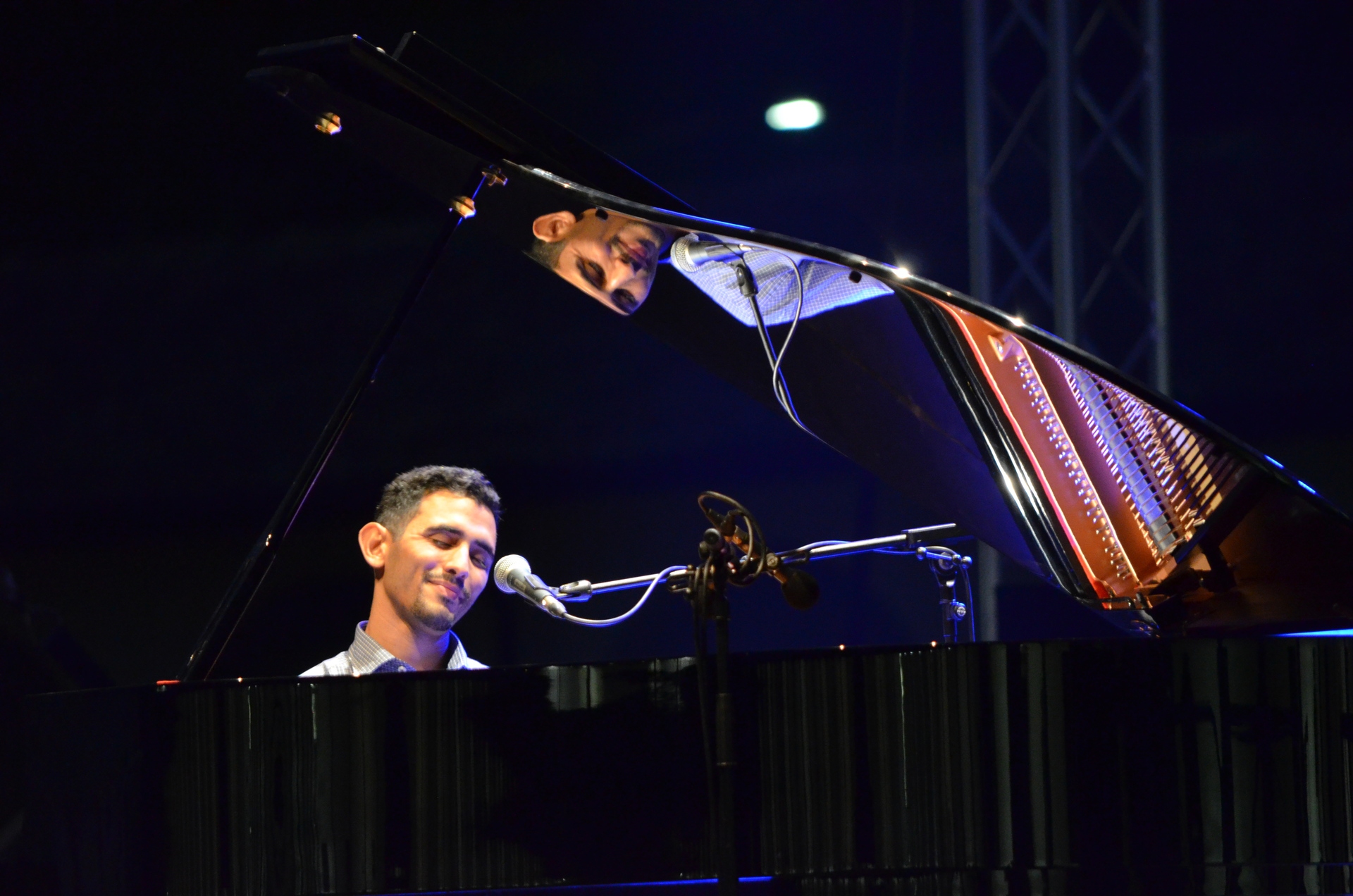 La storia di Aeham Ahmad, il pianista che in Siria suonava tra le macerie