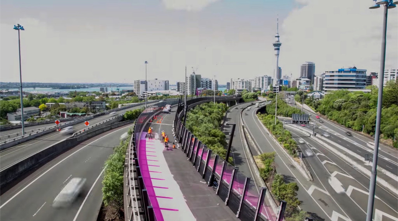 This pink cycling lane in New Zealand amazed the world - LifeGate