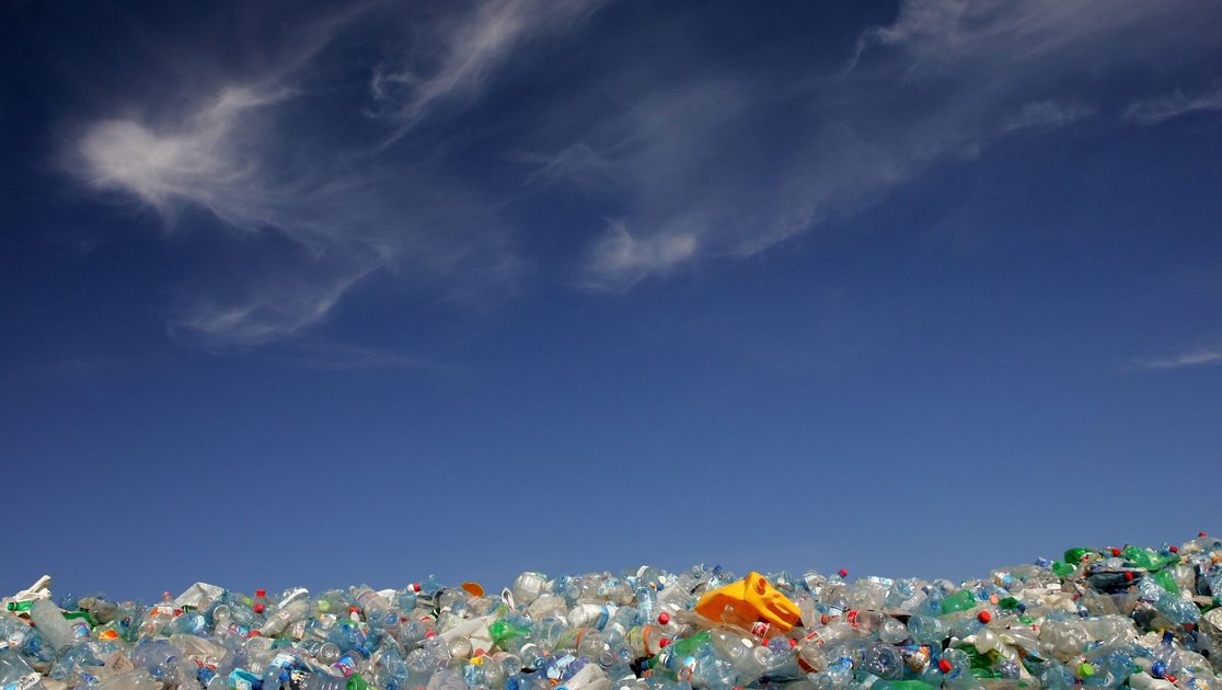 Microplastics spiral around the globe travelling through the air - LifeGate