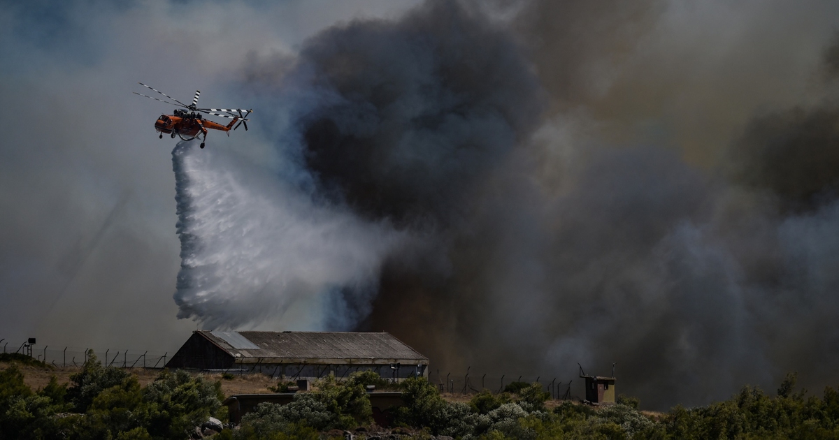 Grecia, domati due incendi attorno ad Atene. Si teme per l’estate