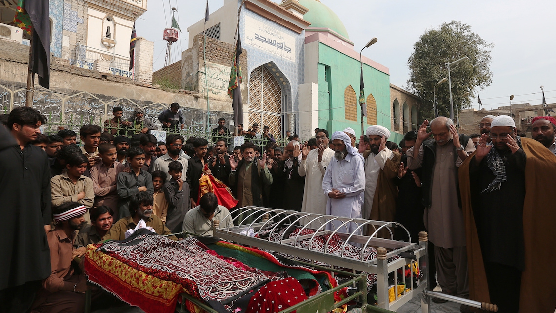 Pakistan, attentato in un santuario sufi. Almeno 83 morti - LifeGate