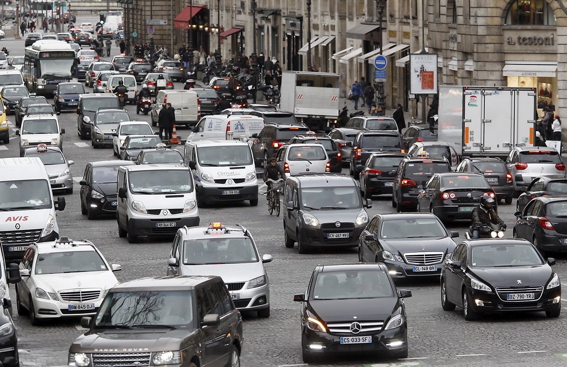 Paris bans old and polluting cars - LifeGate