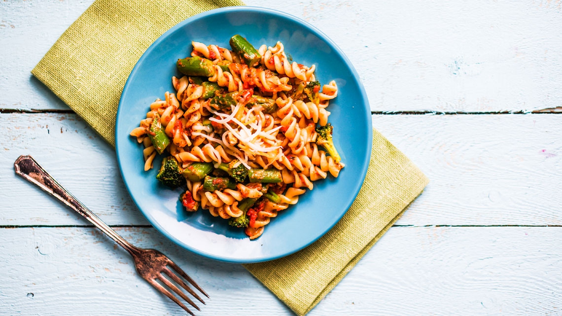 Piatti colorati per mangiare meno