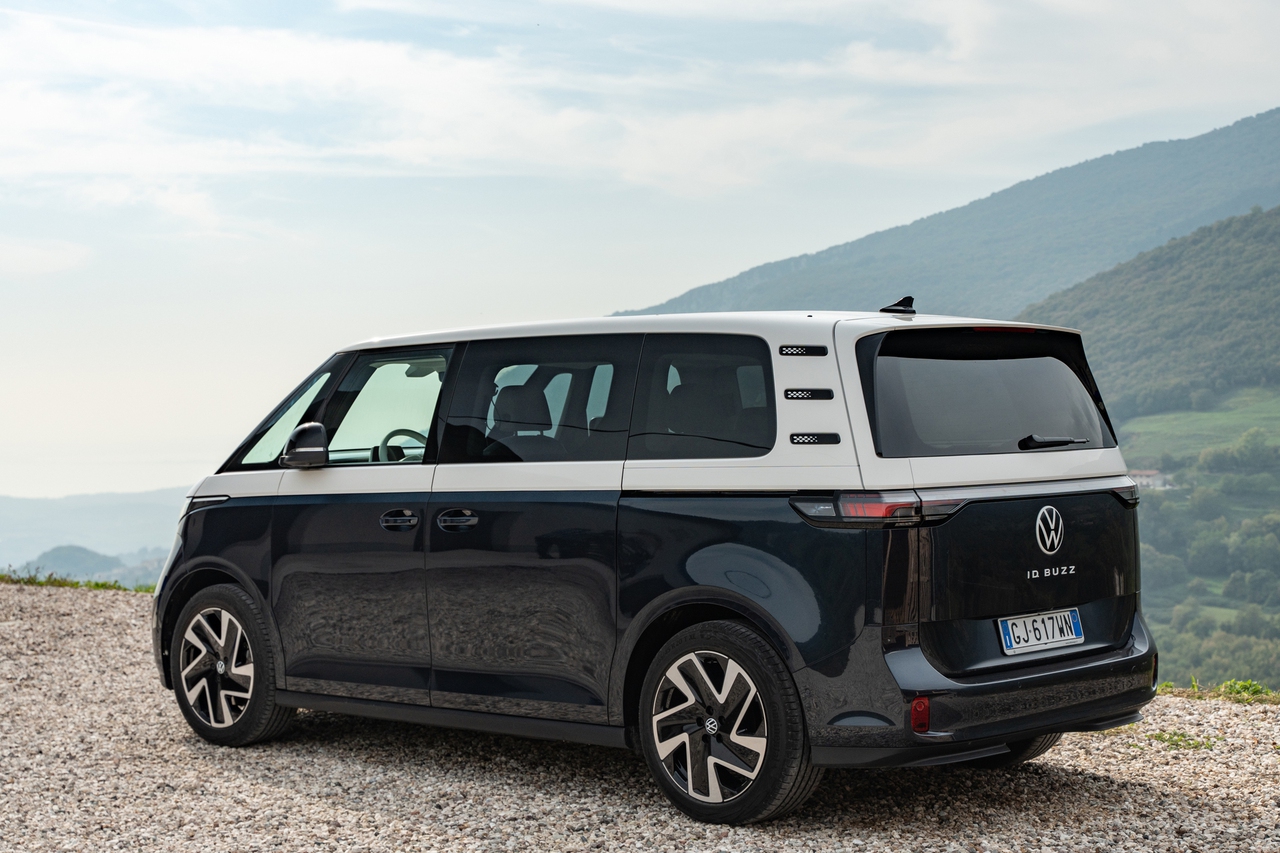 ID.Buzz, il pulmino Volkswagen è tornato, elettrico. Com'è e cosa offre