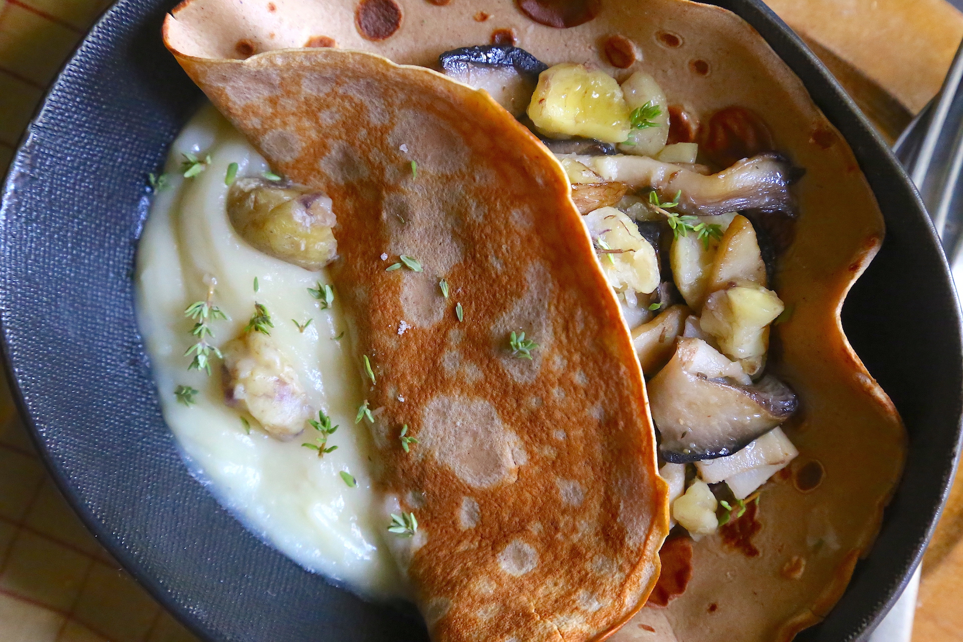 Crêpes di castagne con funghi e formaggio di capra su crema di patate ...