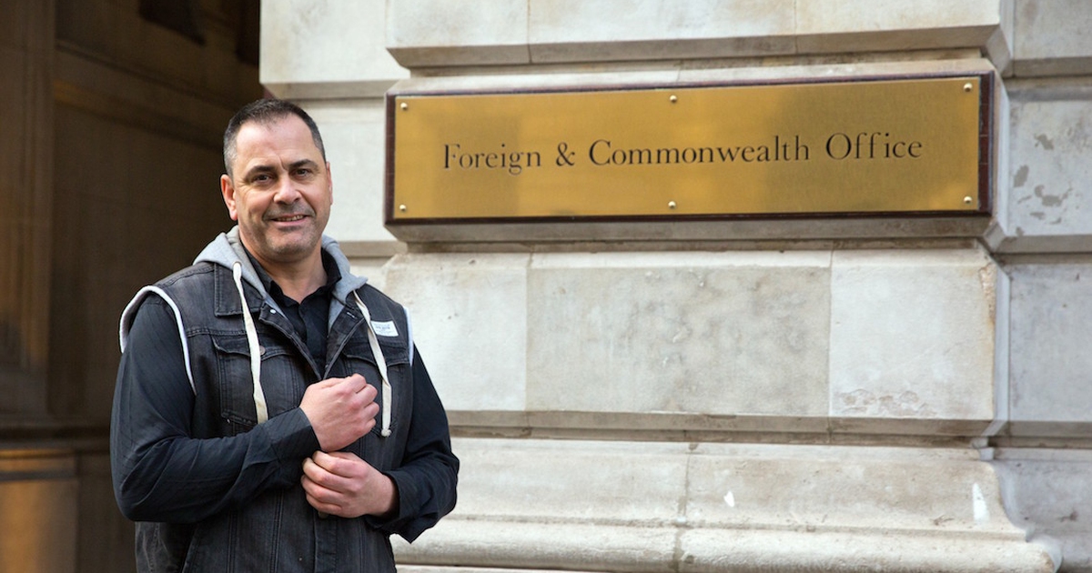 Rob Lawrie potrebbe finire in galera per aver aiutato una bimba afgana