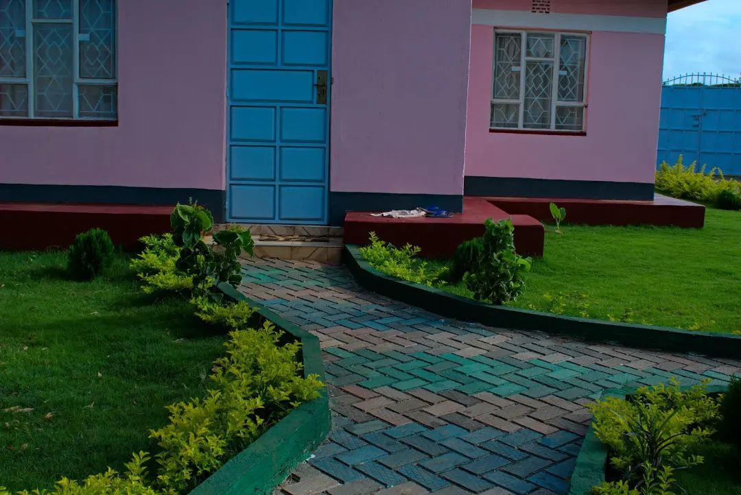 Nzambi Matee: turning plastic waste into sustainable solutions - LifeGate