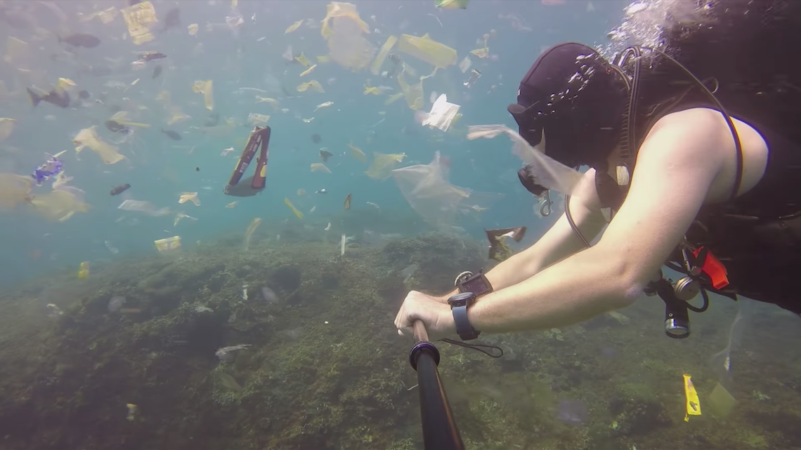 Il video del sub e della sua immersione in un mare di plastica, in ...