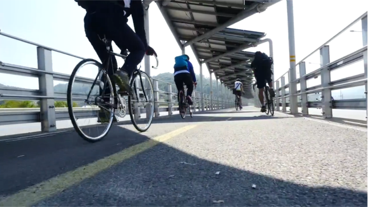 Cycle superhighway in the middle of a motorway - LifeGate