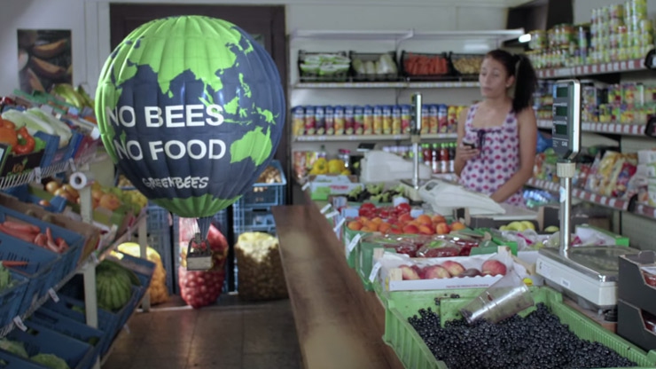 Bees want to save us in the new video by Greenpeace - LifeGate