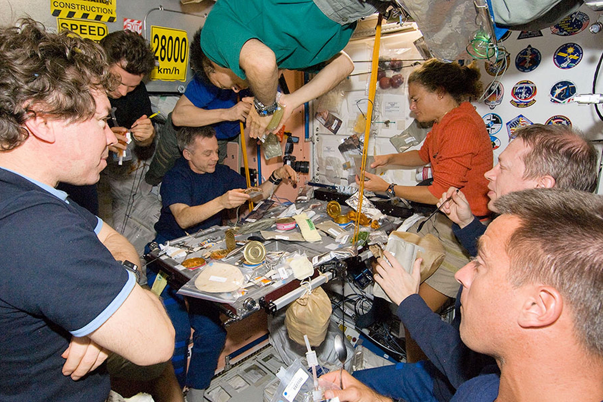 What astronauts can and can't eat in space - LifeGate