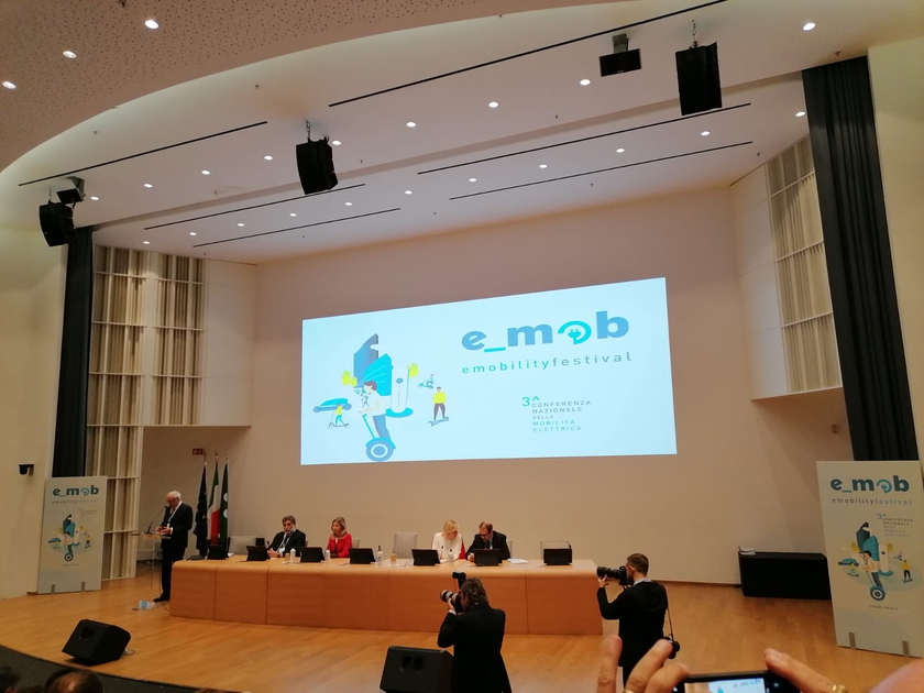 E_mob 2023: la mobilità elettrica invade il cuore di Milano - LifeGate