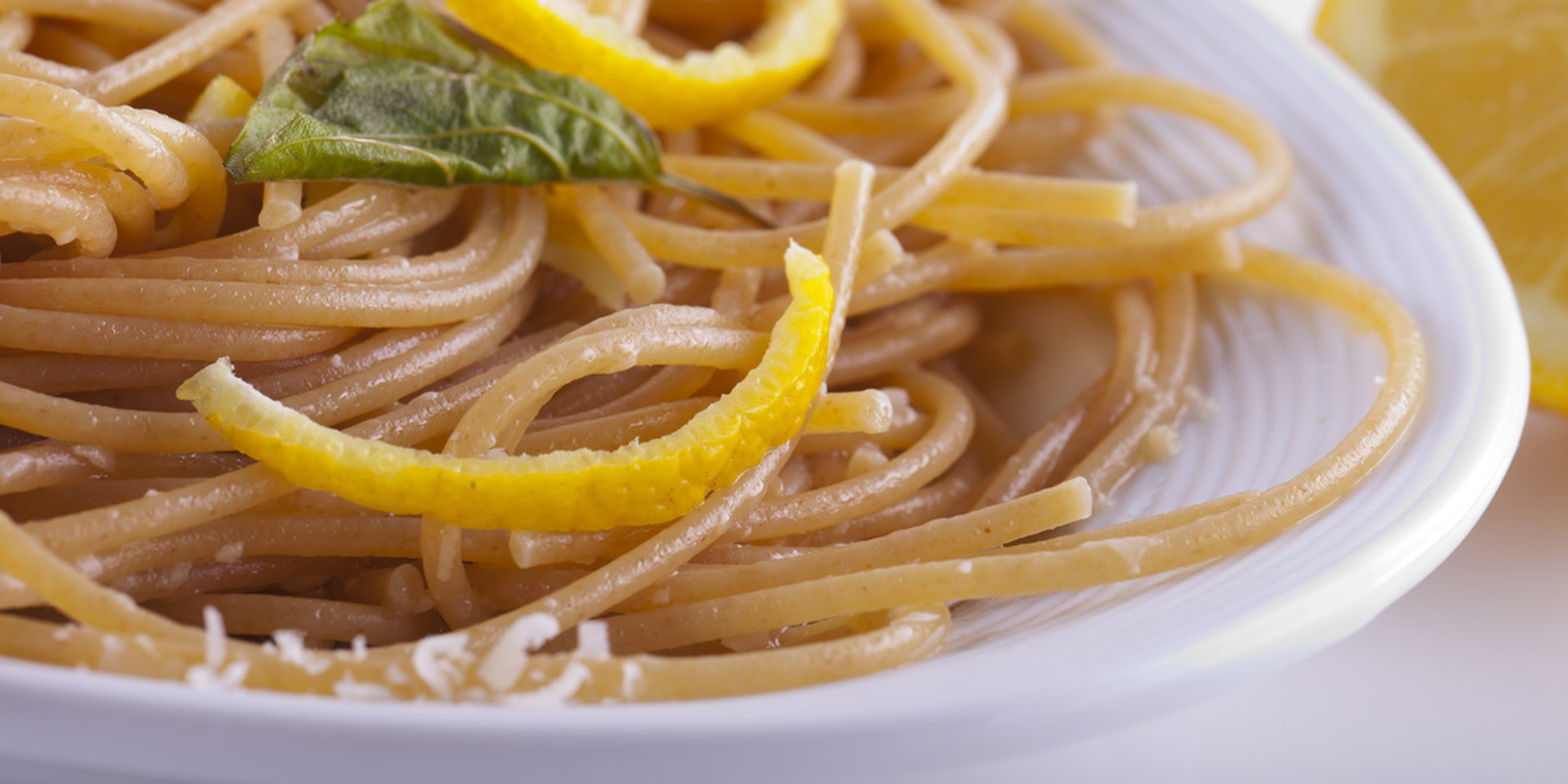 Spaghetti al limone, la ricetta della costiera amalfitana - LifeGate