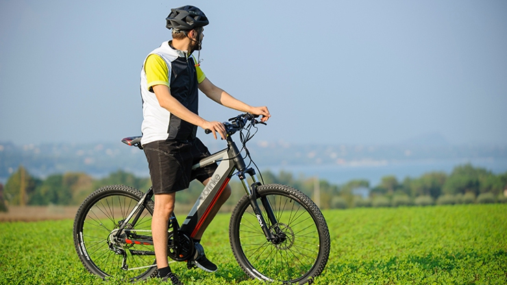 Arriva per i pigri la mountain bike elettrica - LifeGate