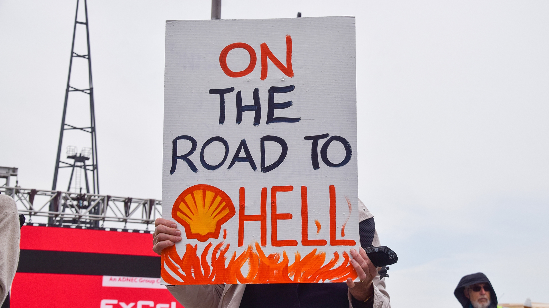 Regno Unito, vietate per greenwashing tre pubblicità di Shell - LifeGate