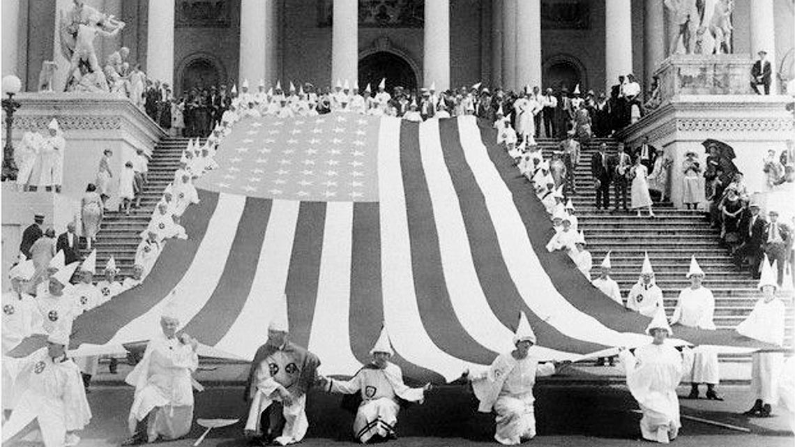 Cos’è il Ku Klux Klan. Storia, significato, bandiera del razzismo oggi