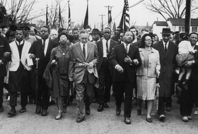 Cos’è il Ku Klux Klan. Storia, significato, bandiera del razzismo oggi