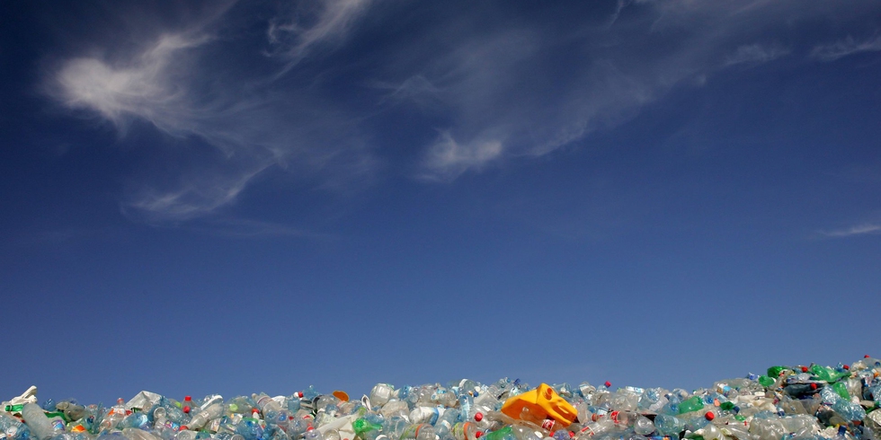 Microplastics spiral around the globe travelling through the air - LifeGate