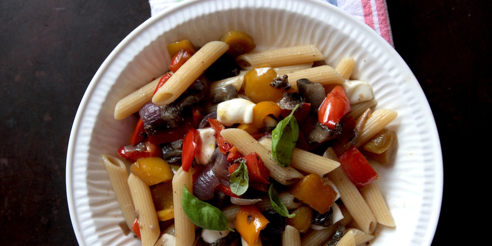 Pasta con peperonata e mozzarella, ricetta pugliese - LifeGate