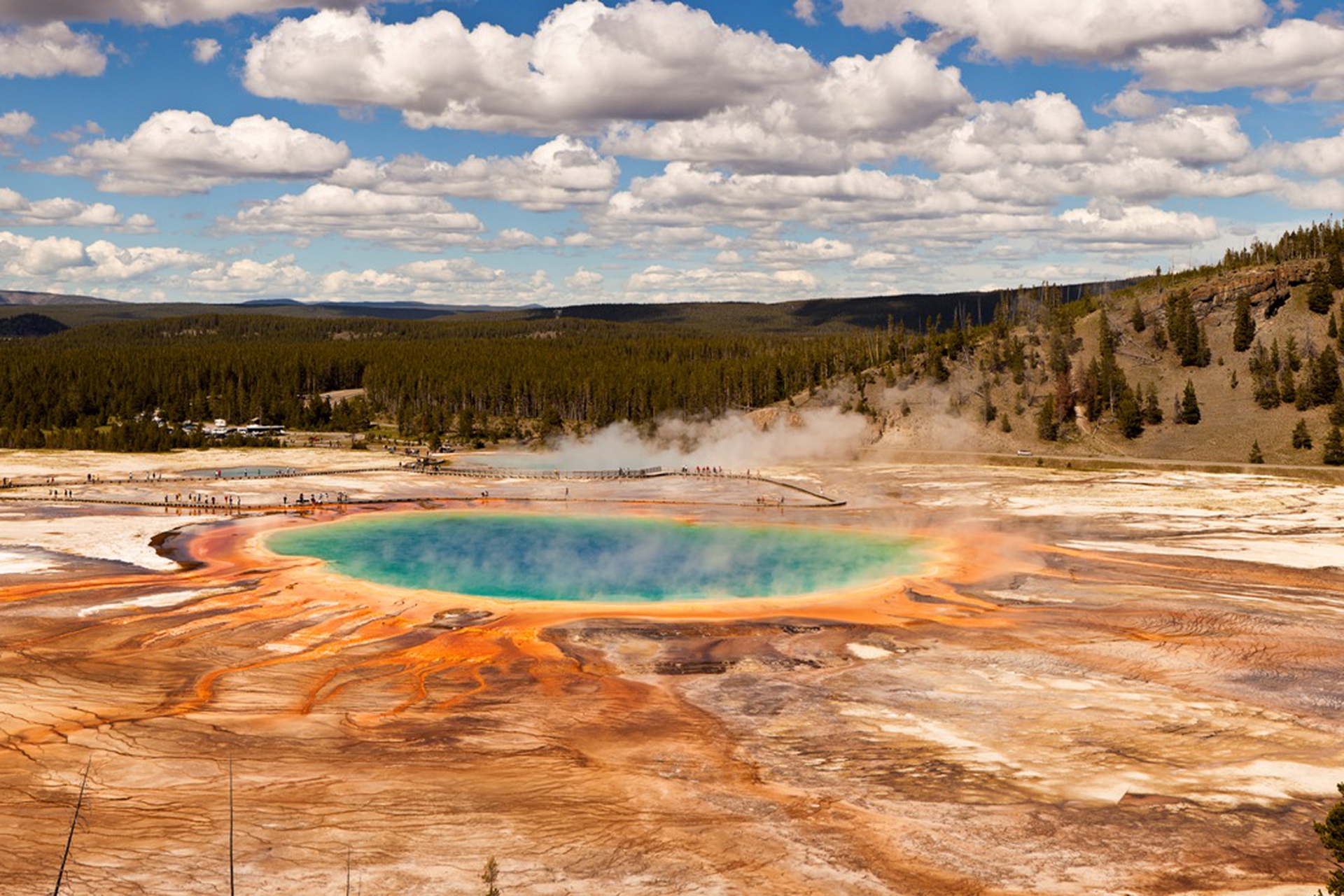 Yellowstone, the USA's oldest park endangered by reckless tourism ...