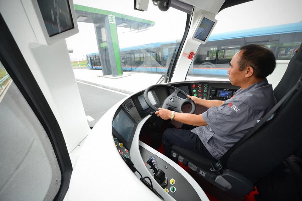 In Cina il primo tram elettrico che funziona senza rotaie ma con la vernice