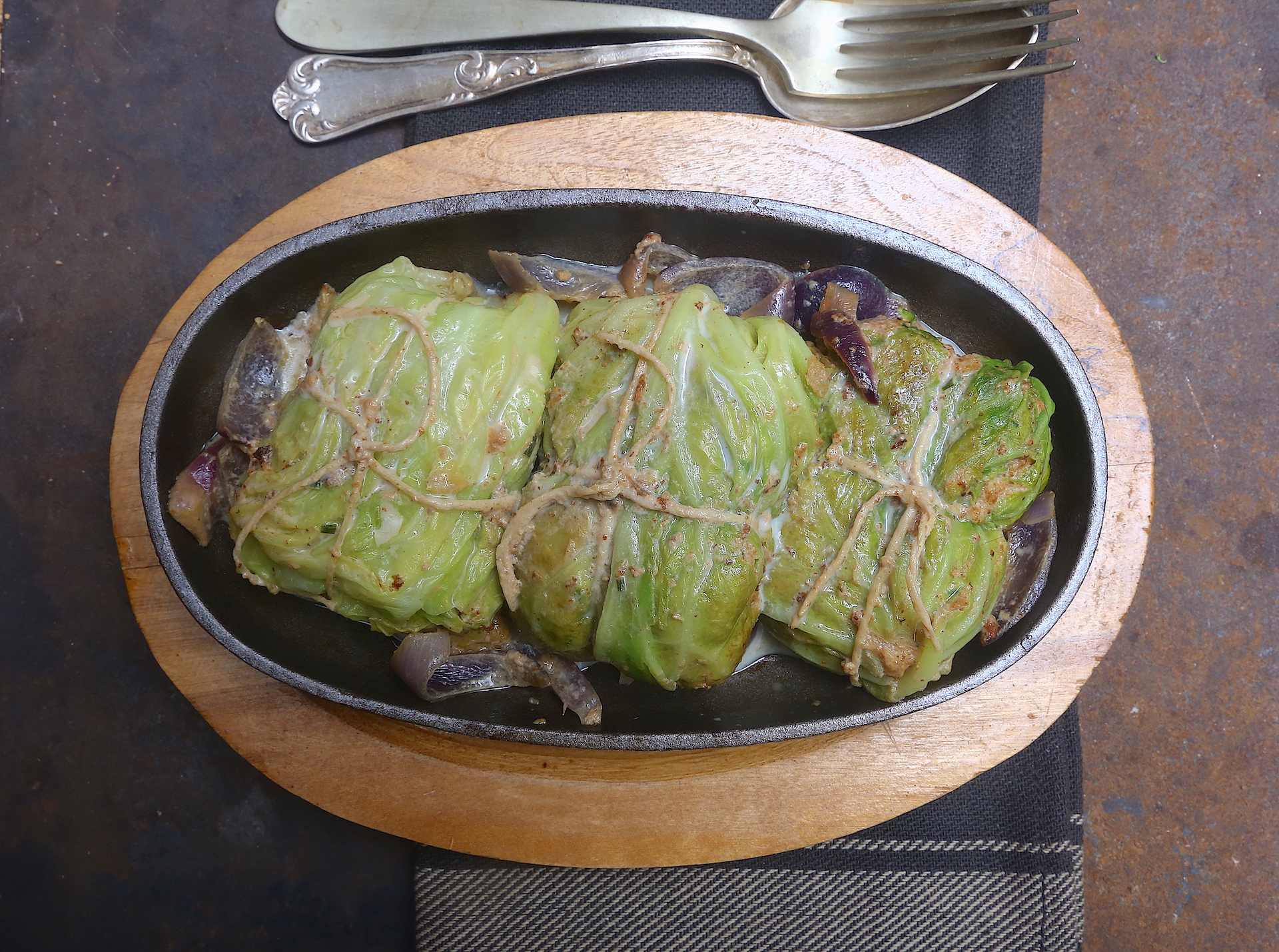 Involtini di verza ripieni di funghi e formaggio, ricetta vegetariana ...