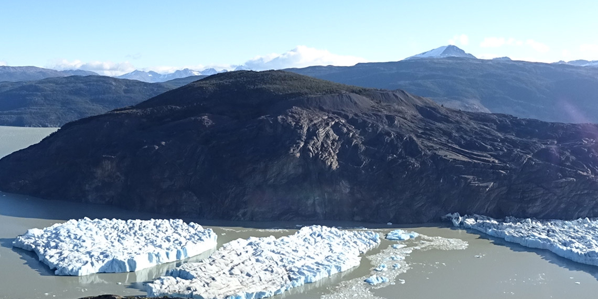 Chile, two huge icebergs break off from a Patagonian glacier in just ...