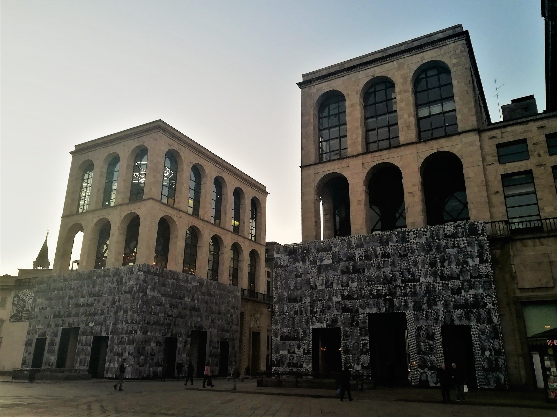 Lo street artist francese JR a Milano con il suoi mille volti dell ...