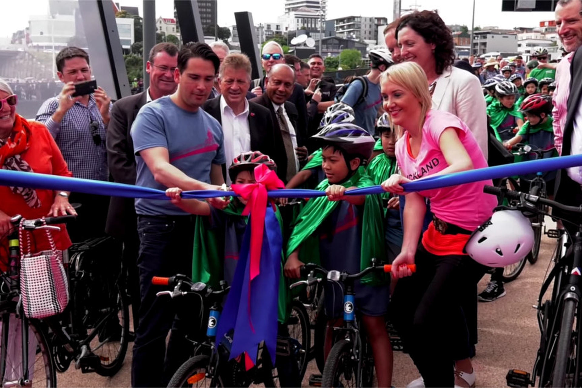 This pink cycling lane in New Zealand amazed the world - LifeGate